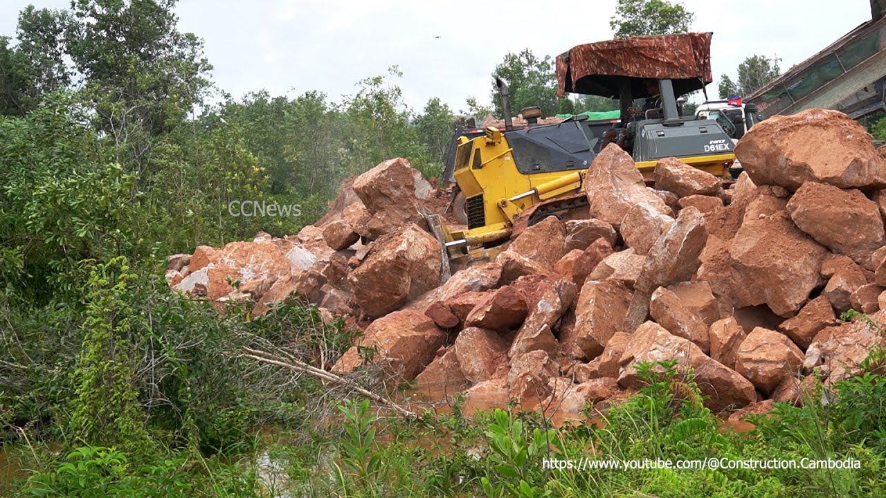 Extreme Construction Komatsu D61EX Bulldozer Takes on Huge Rocks With ...