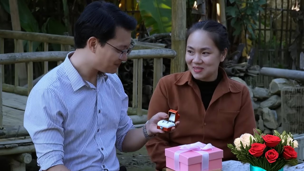 Ly Tu Tien's Happy Smile When Receiving Special Gifts From CEO Jack! - YouTube