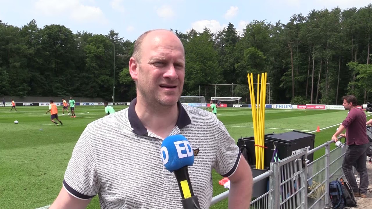 Rik Elfrink analyseert de eerste training van PSV - YouTube