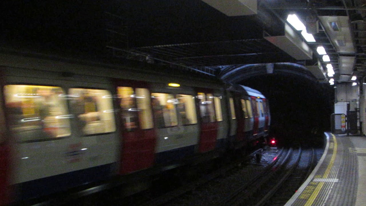 London Underground Circle Line S7 Stock Departures Victoria for Edgware ...
