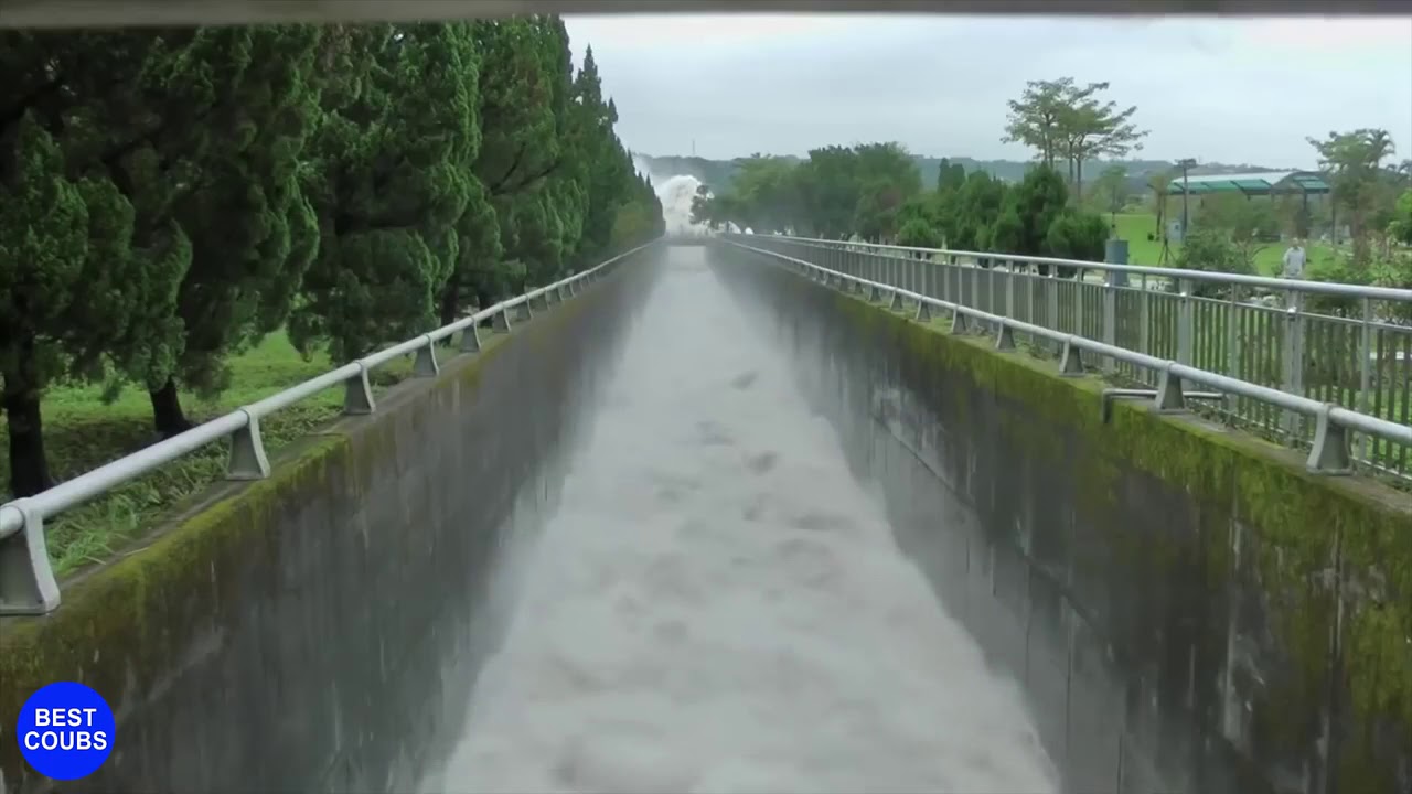 Emergency water discharges ¦¦ Dam water release ¦¦ Pressure ¦¦ Dam ...