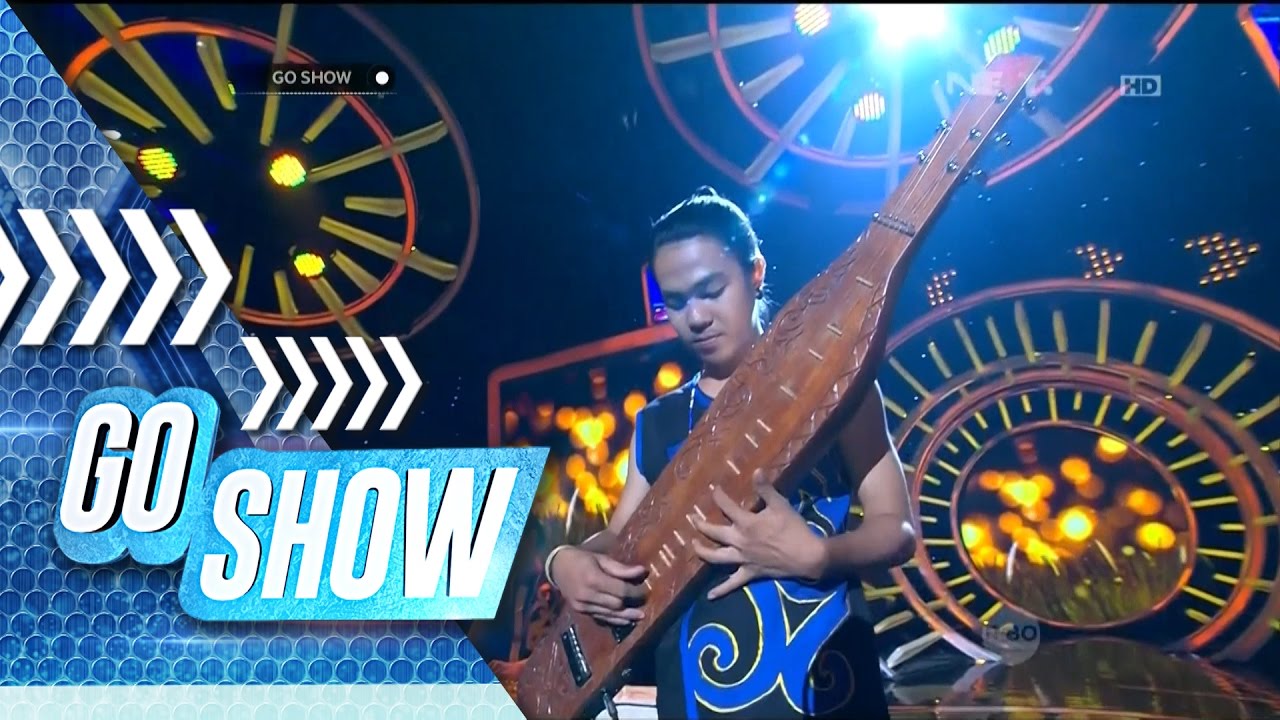So sweet! Ardo playing Isyana Sarasvati song with his Sape' - Go Show ...