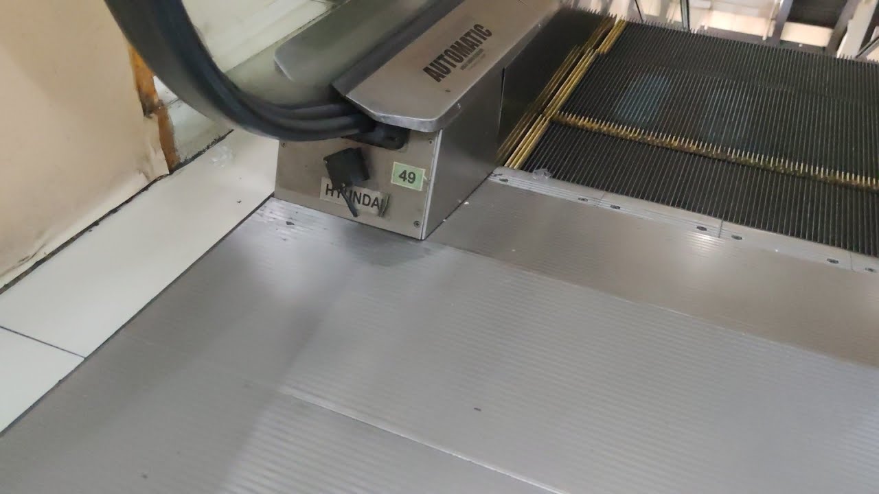 Hyundai Escalator - Pusat Grosir Cililitan (PGC) 2, Jakarta (Escalator ...