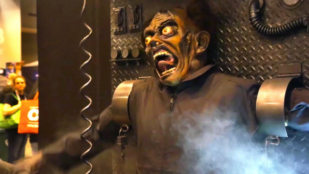 UNEXPECTED Scares!😱 When Animatronics Comes to Life at Halloween Show ...