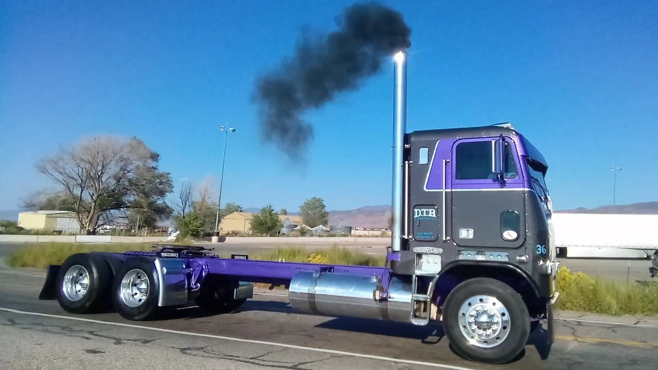 Freightliner 24inch Sleeper FLT/FLA Cabover - YouTube