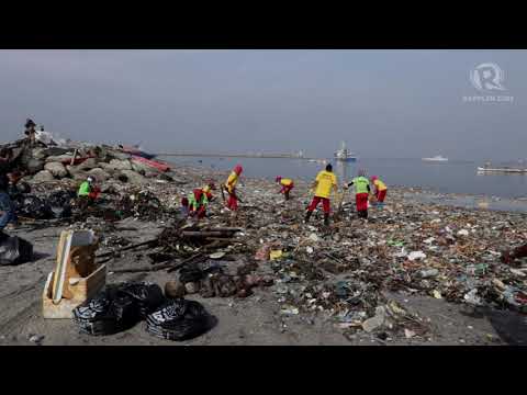MMDA collect Manila Bay garbage - YouTube