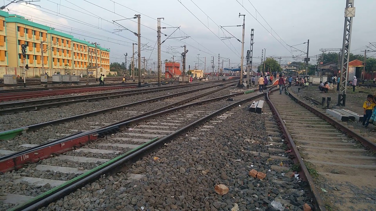 Sealdah -NDLS Swarna Rajdhani Passing Dankuni - YouTube