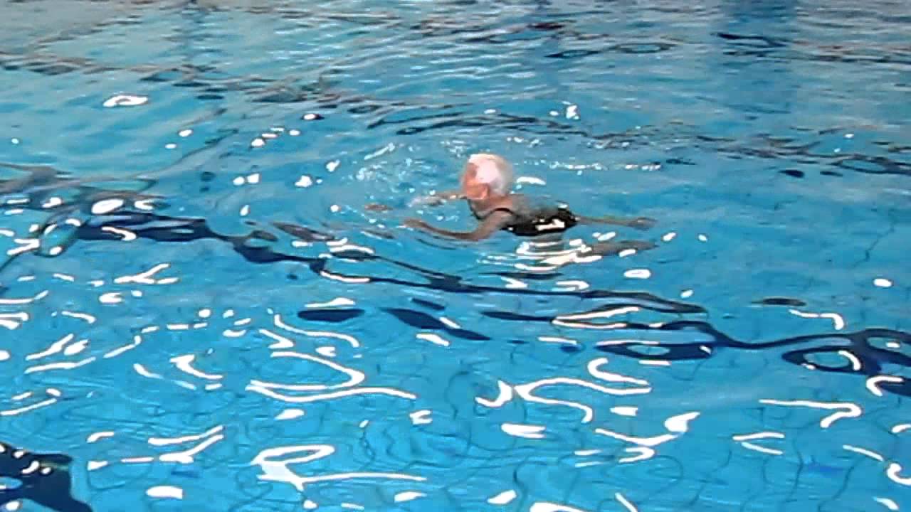 Oma van 93 duikt van springplank - YouTube