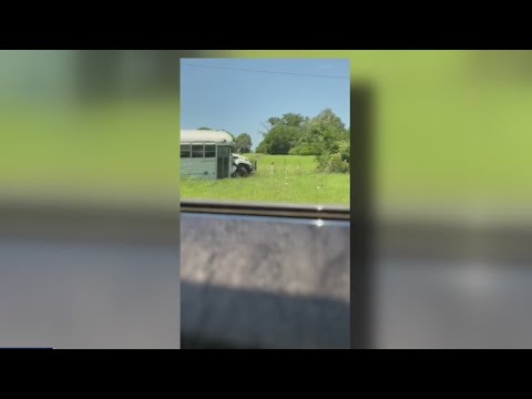 Woman witnesses TDCJ inmate escape from crashed prison bus - YouTube
