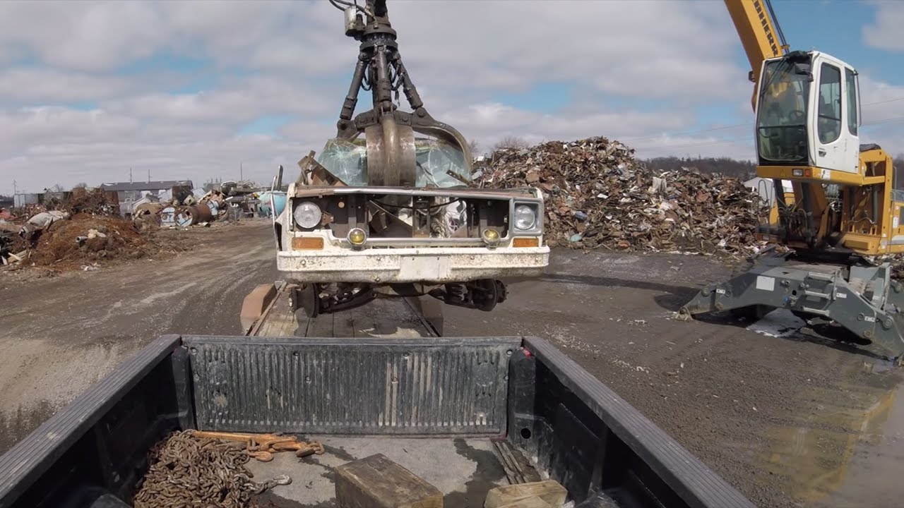 CRUSHED!!! Squarebody goes to the scrapyard. - YouTube