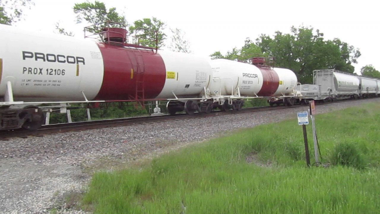 Northbound UP 8543 and CSX 3400 on the Union Pacific - YouTube