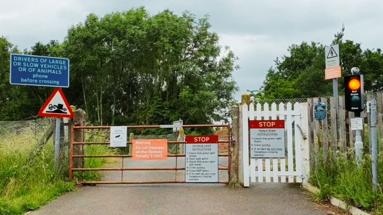 Medhurst Row Level Crossing, Kent - YouTube