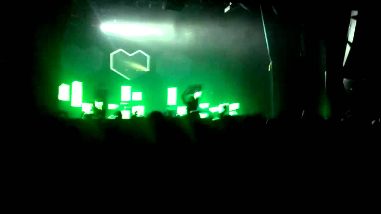 Digitalism - Pogo (live at music box) - YouTube