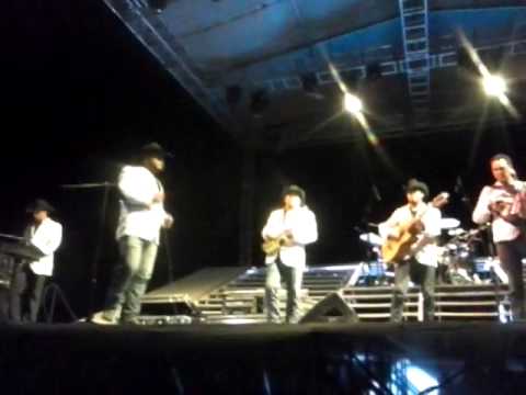 Conjunto estallido en vivo en manuel benavides chi - YouTube