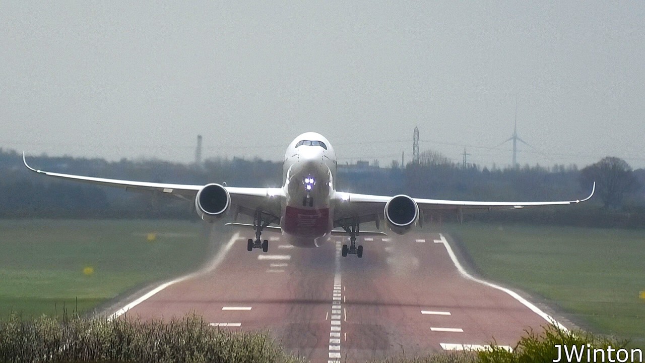 Emirates Airbus A350 A6-EXH landing during Storm Dave at Newcastle ...