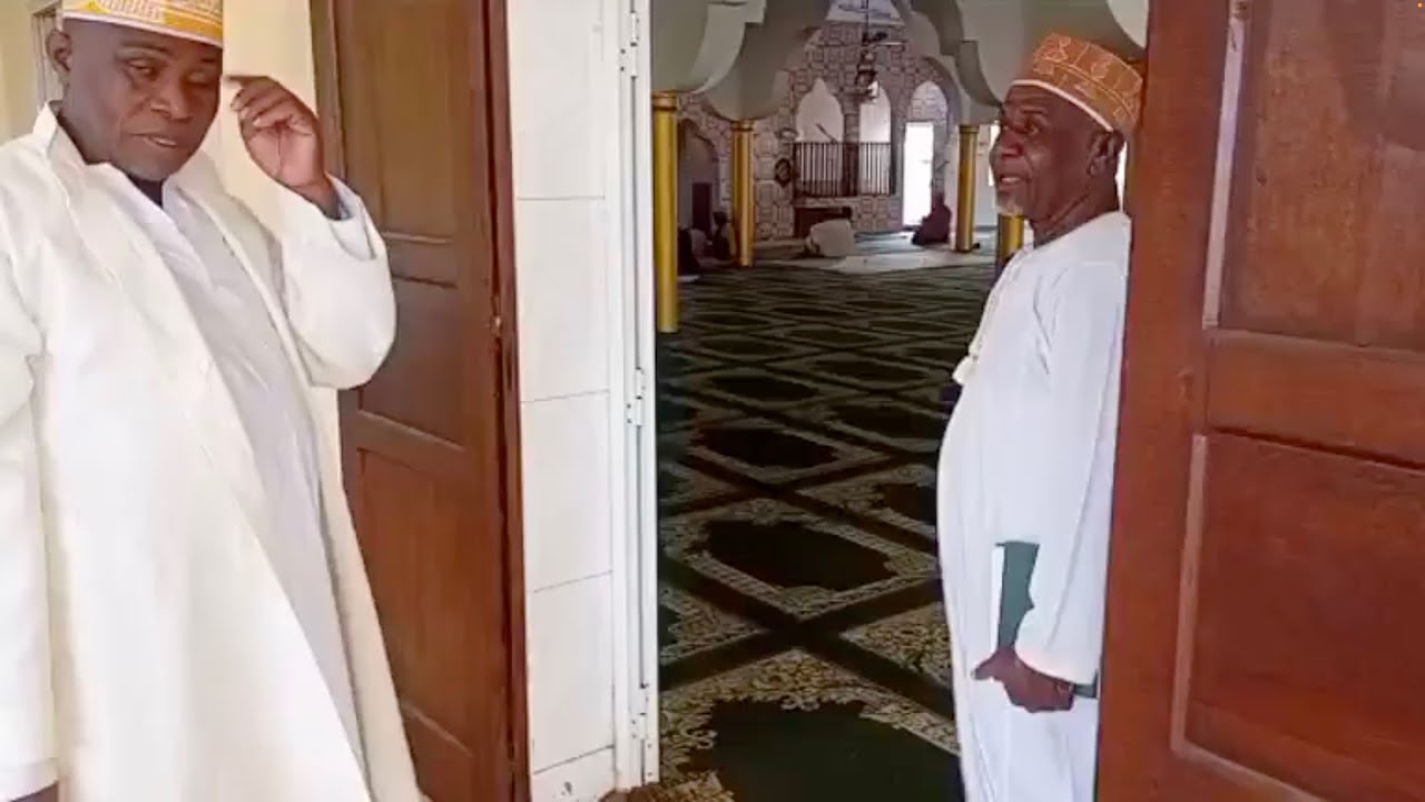En direct de la Grande mosquée de Ouani : yezadjiri hindri - YouTube