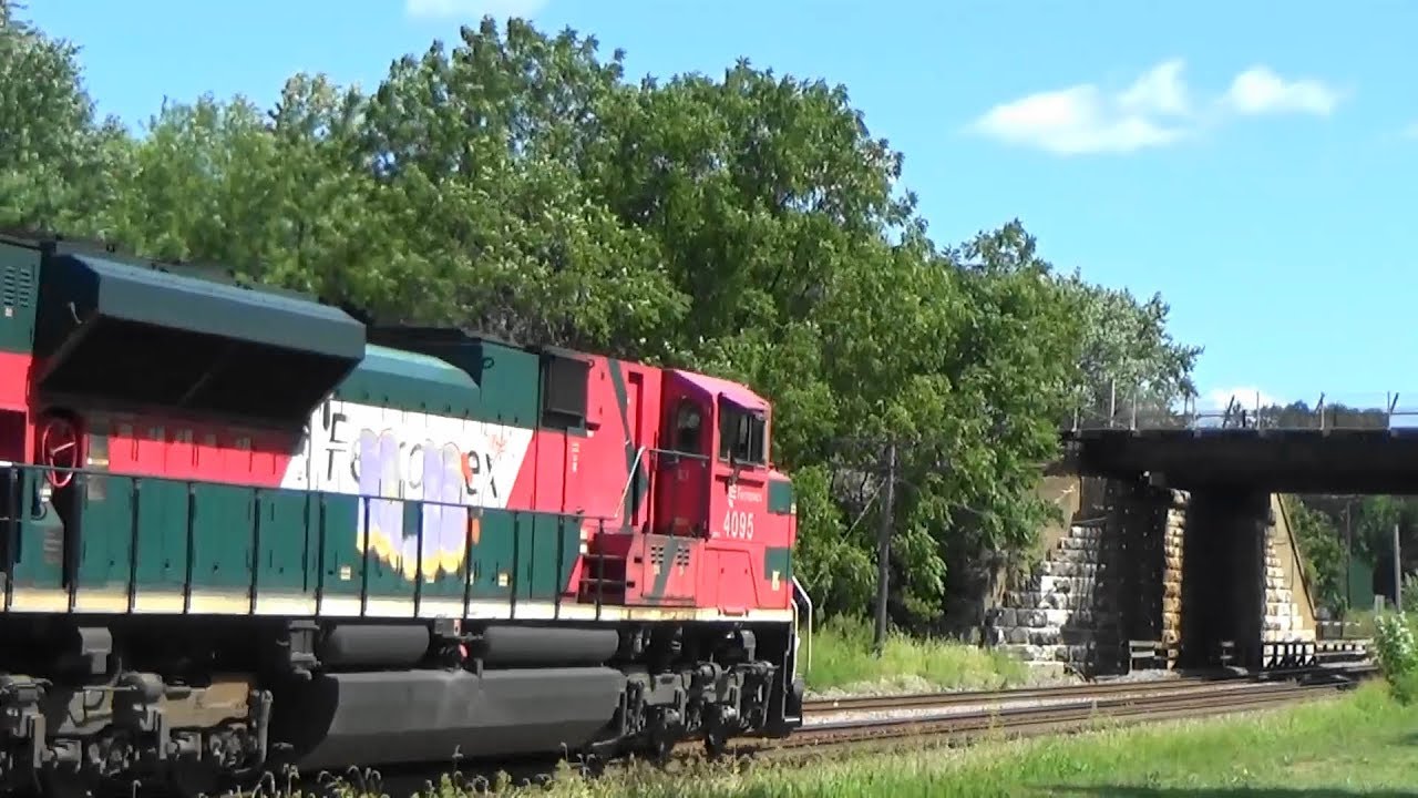 FXE 4095- Baretables Meets BNSF 4444- Ballast Train, Galesburg, IL - YouTube