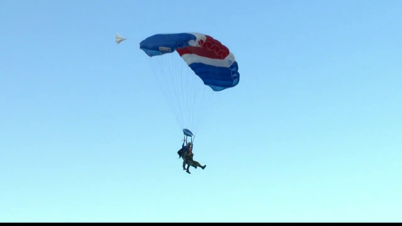 Gov. McAuliffe and Mayor Sessoms skydive for 2017 Patriotic Festival ...