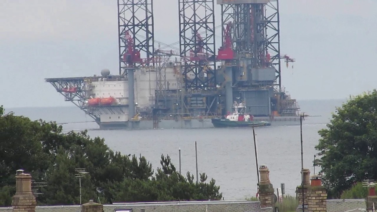 ENSCO 121 Leaves the Tay Led by Brage Viking 9/7/17 - YouTube