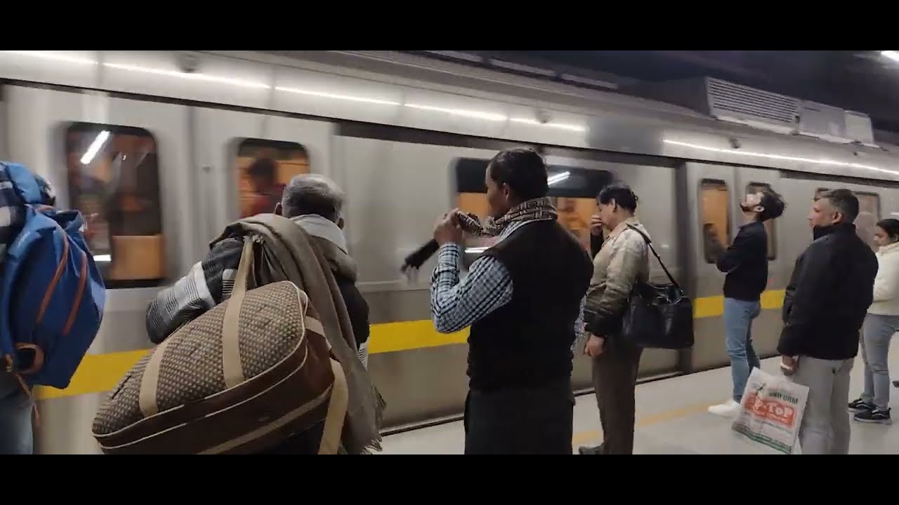 Delhi Metro yellow line arriving at Saket Metro station 23/12/2023 ...