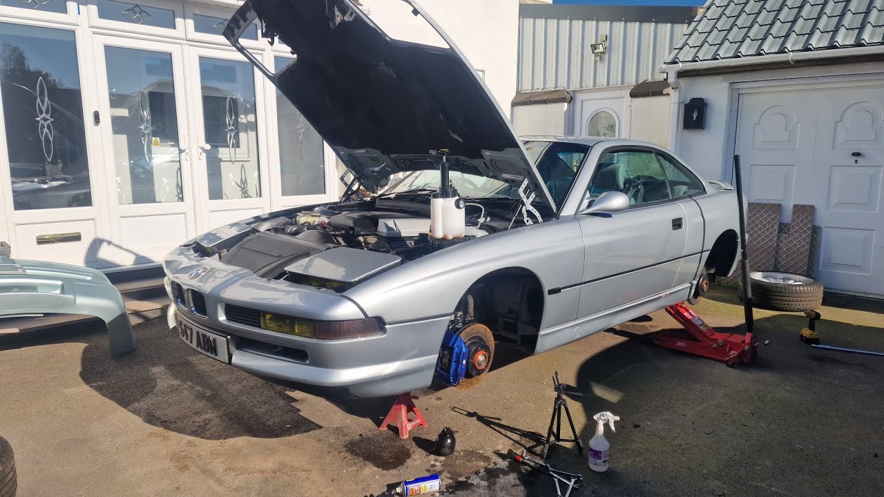 BMW E31 bleeding the brake system - YouTube