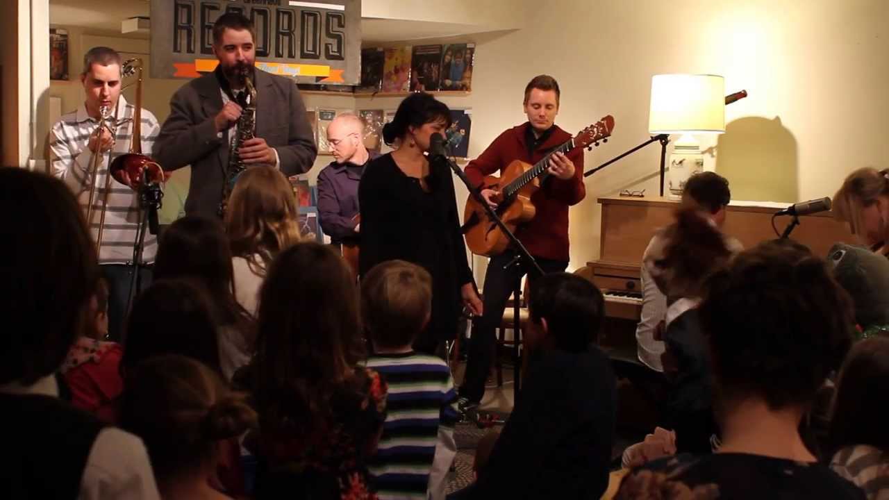 Norah Jones (Chasing Pirates) - Liberation Living Room - YouTube