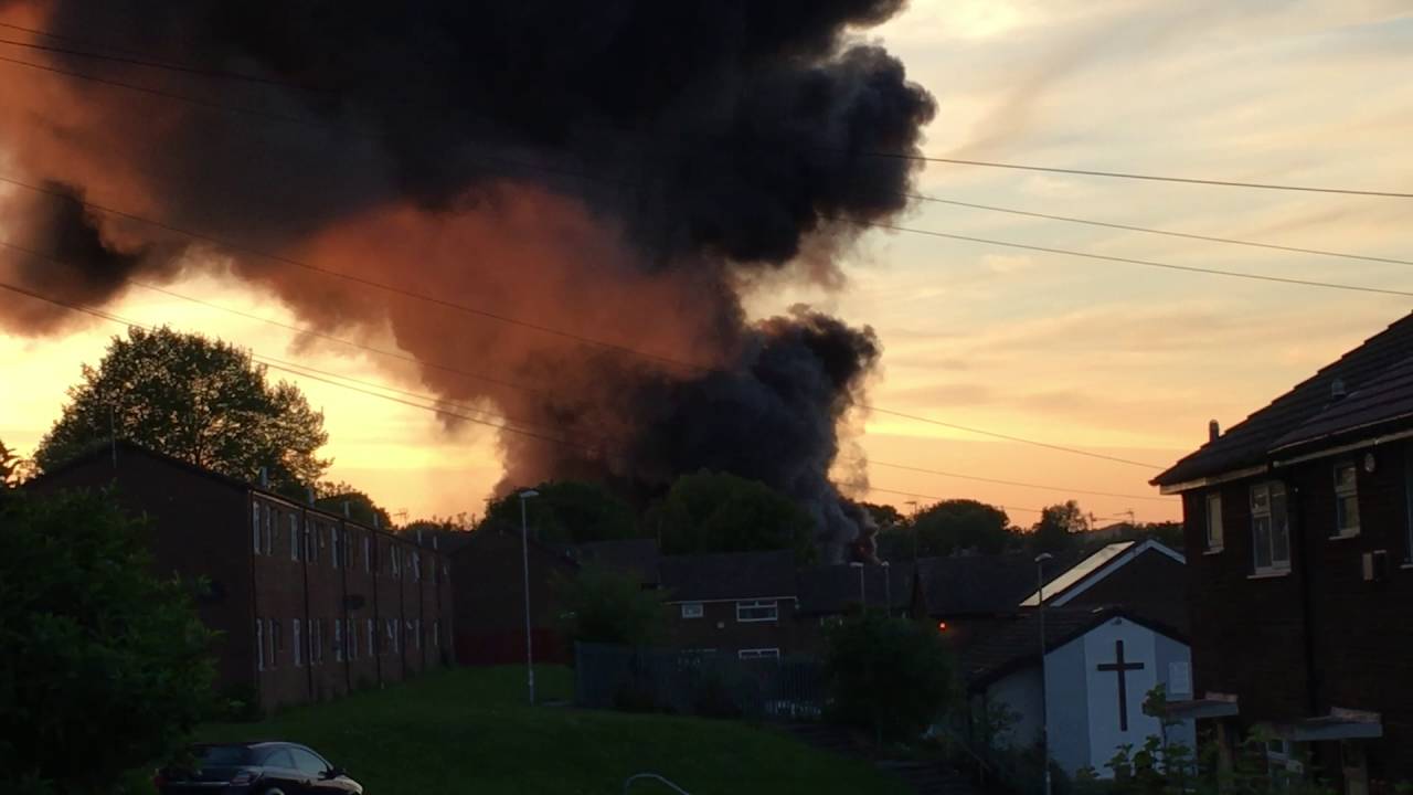 Massive Fire At Warehouse In Bramley Shopping Center In Leeds - YouTube