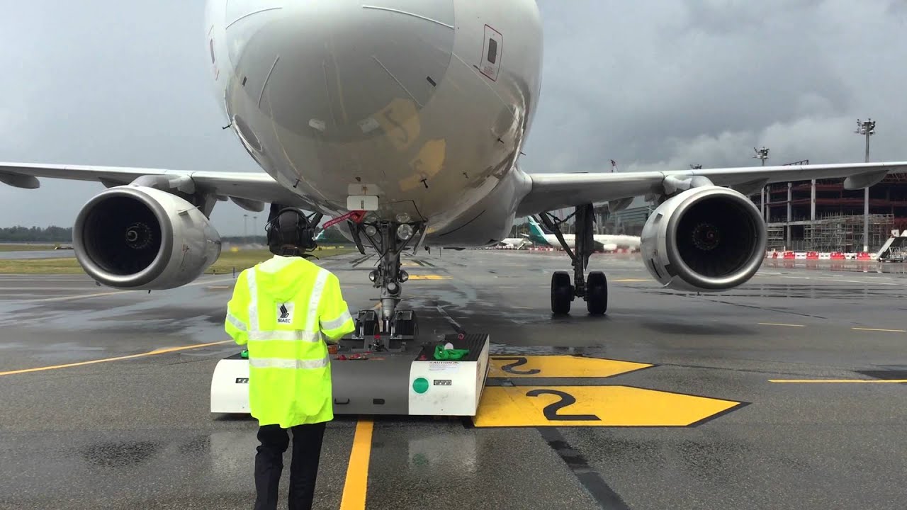 Push Back at Changi airport with an AIRBUS 320 - YouTube