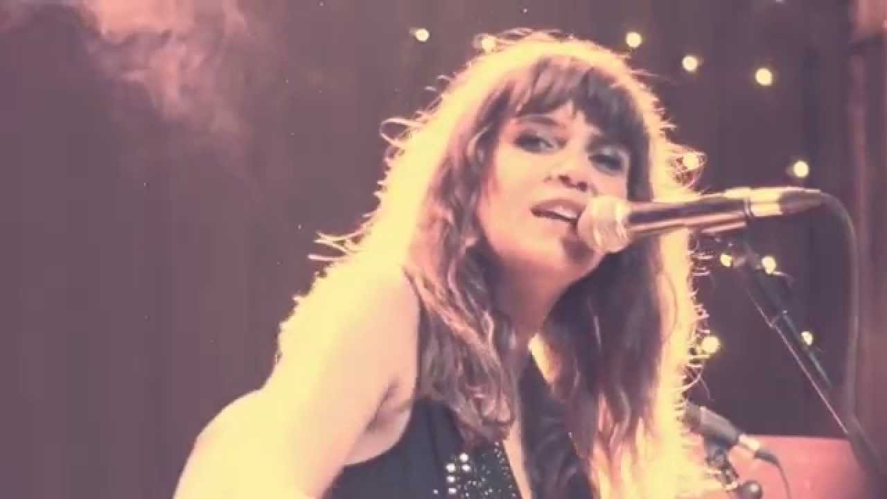 Carmen Boza - Octubre (Directo Sala El Sol) - YouTube