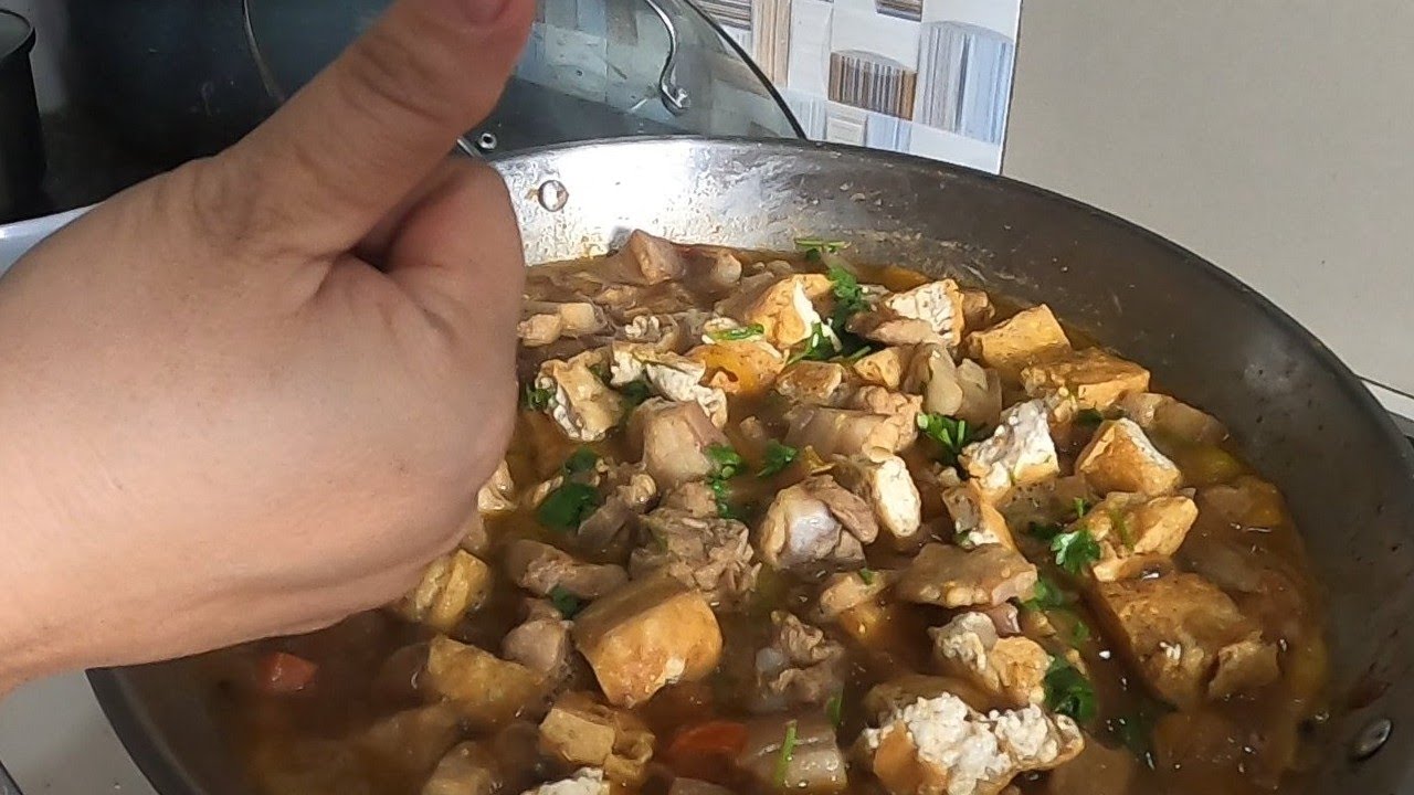 SIMPLE WAY TO COOK TOKWA'T BABOY - YouTube