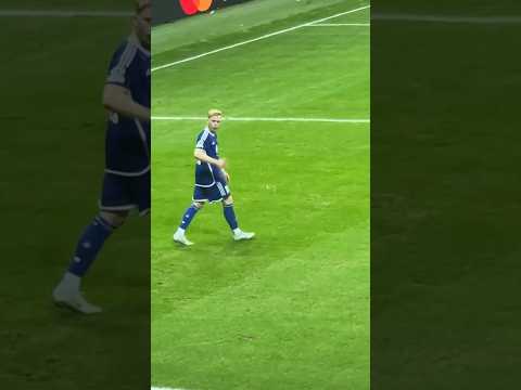 Molde Fk Spieler provoziert Galatasaray Fan Kurve 😂 Karma folgt … #championsleague #galatasaray