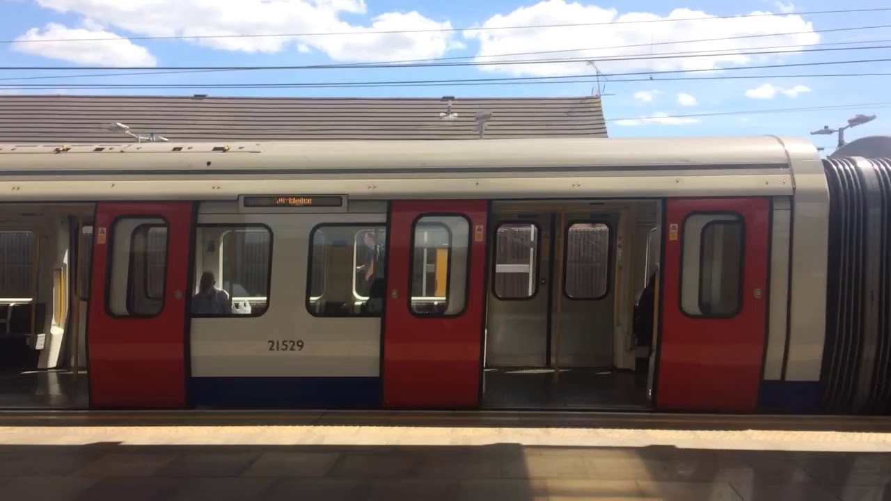 District line S7 Stock Departing at West Ham - YouTube