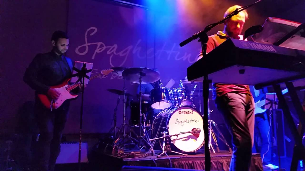 Oli Silk performs Chill or Be Chilled Medley at Spaghettini - YouTube