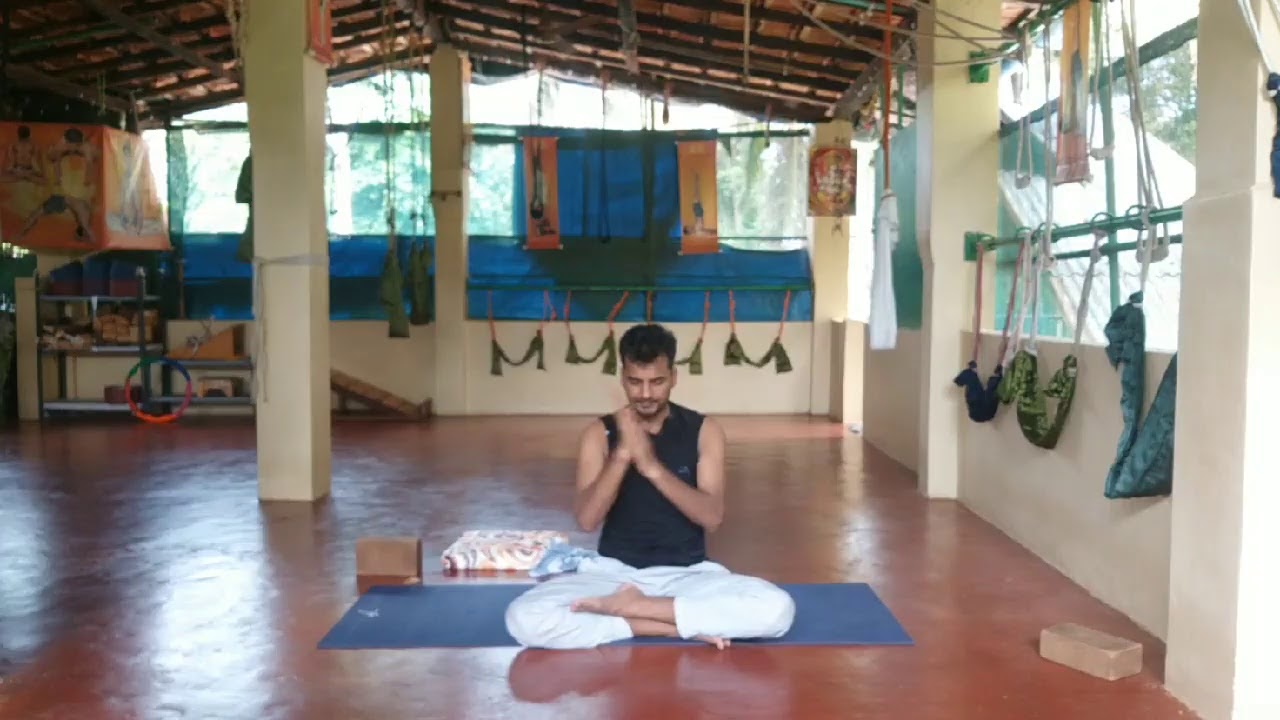 yoga live - YouTube