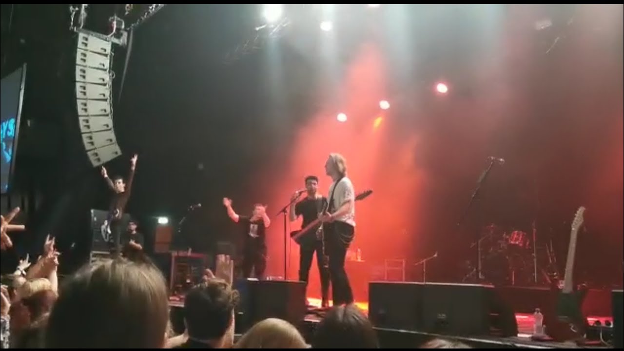 Manic Days - No Sleep (Live in Vienna at Gasometer) - YouTube