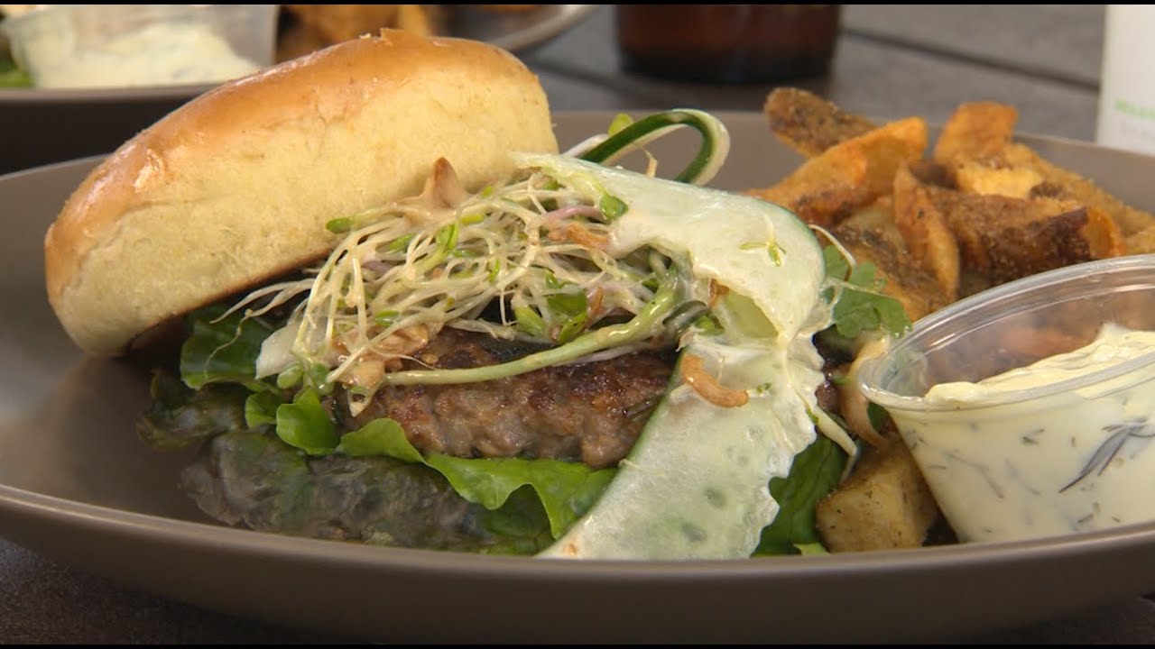 Chicago’s Best Burger: The Roaming Hog - YouTube