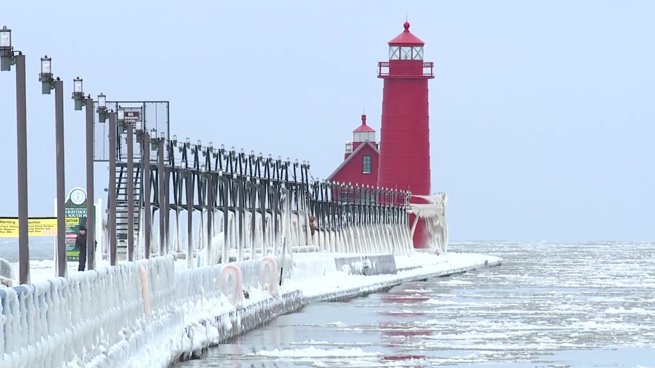 Grand Haven lighthouse iced over - YouTube