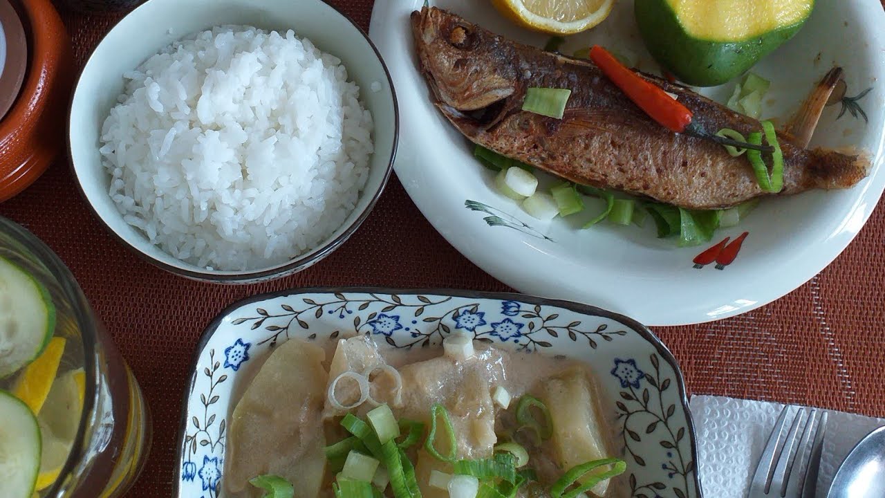 Native Filipino food: Green Papaya with coconut milk and fried fish ...