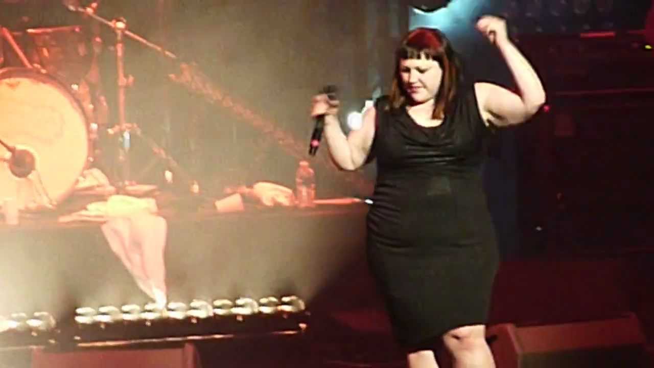 Gossip - Heavy Cross (Live Zenith Paris) - YouTube