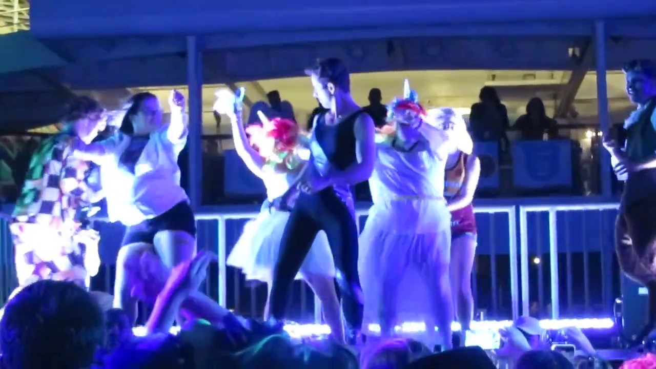 Joey dancing to Cant touch this on Halloween Night at NKOTB-Cruise 2016 ...