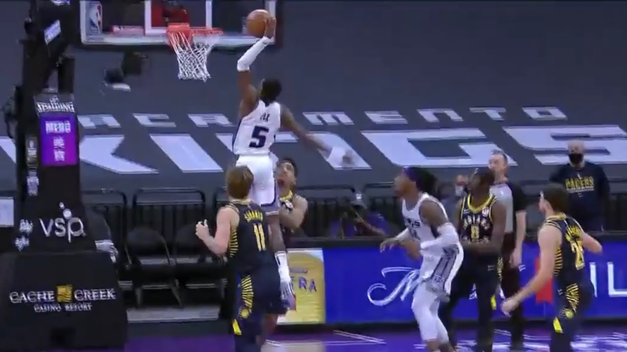 De’Aaron Fox dunk makes the Kings bench go crazy! - YouTube