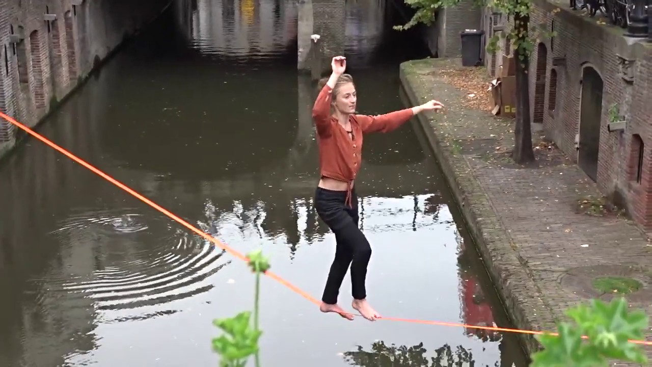 koorddansen op de gracht - YouTube