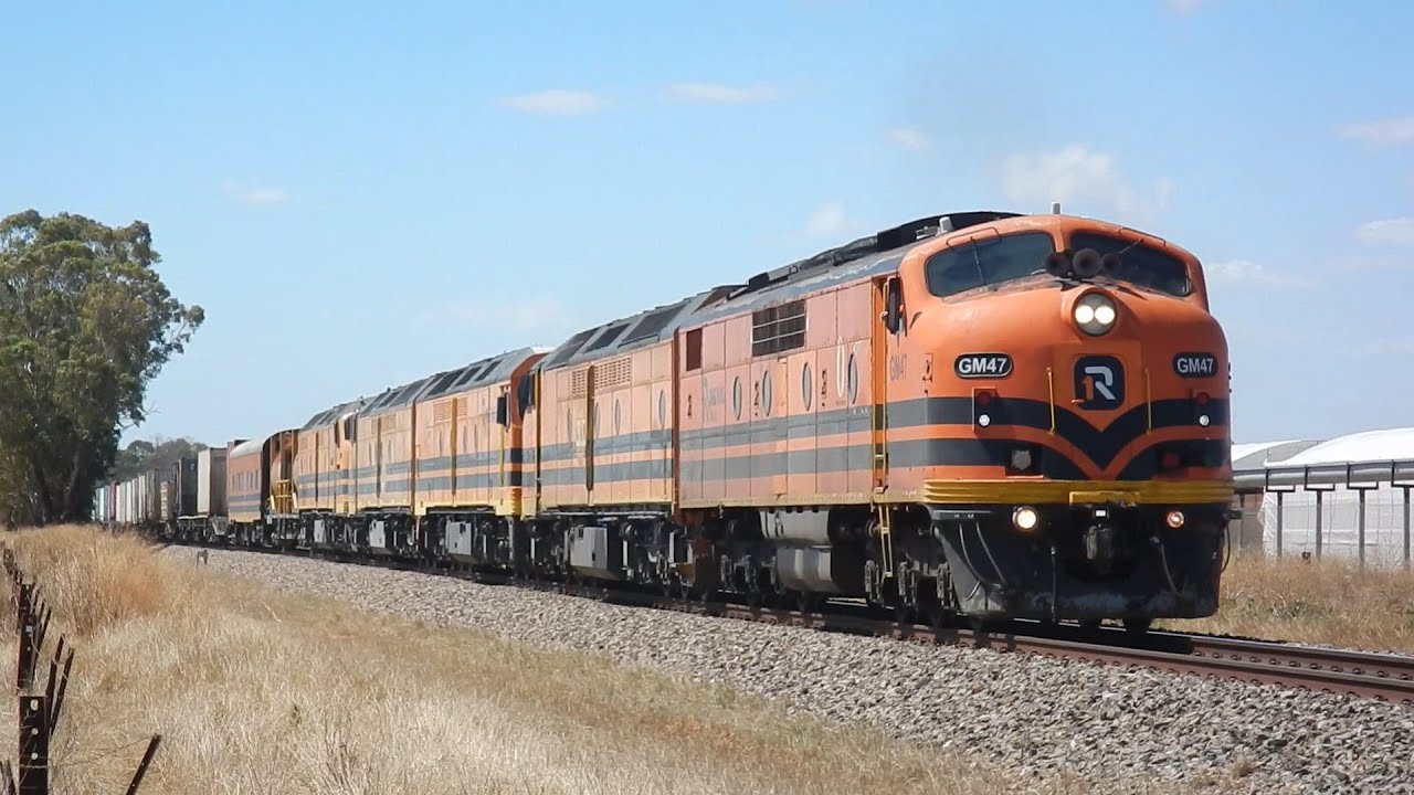 Vintage GM class locomotive GM47 leads ORA Intermodal 5DA2 - 27/11/2021 ...
