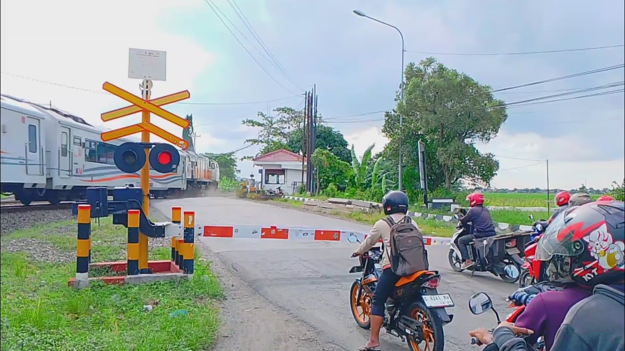 Perlintasan Kereta api Serong JPL 157 Pemalang || Railroad Crossing ...
