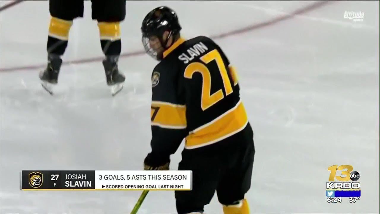 Josiah Slavin signs with Blackhawks organization - YouTube