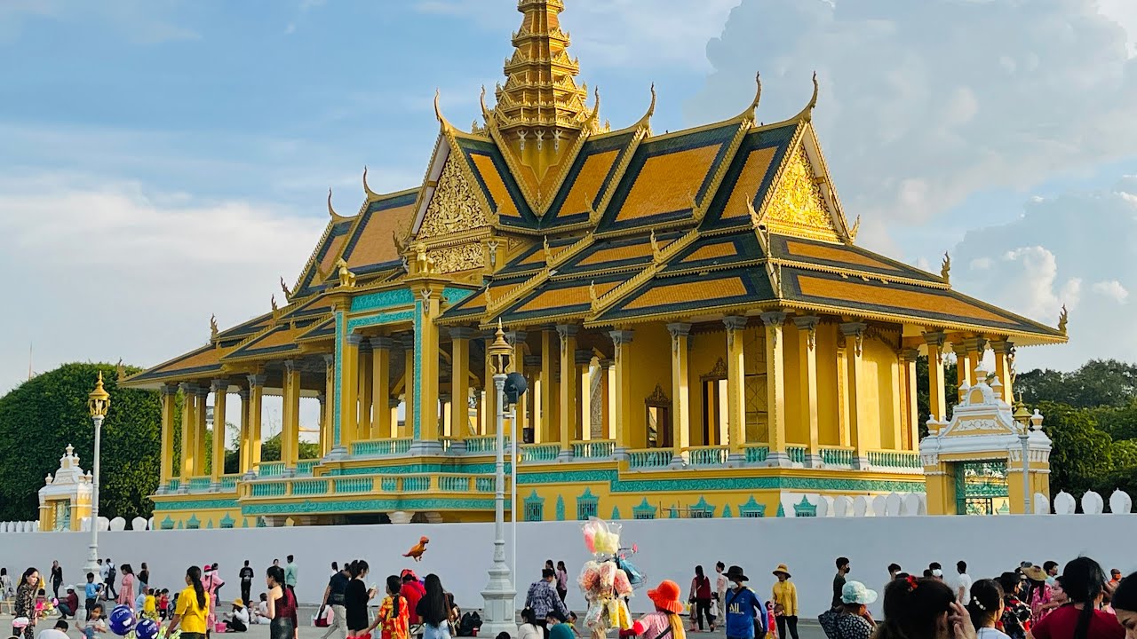Park in front of Royal Palace - Phnom Penh, Cambodia. - YouTube