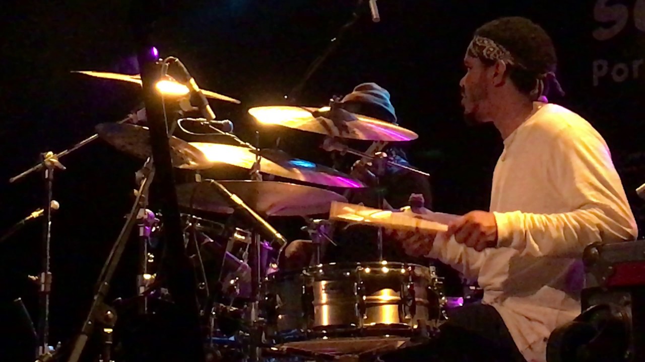 Waanzinnige grooves van Justin Tyson bij Robert Glasper Experiment op ...