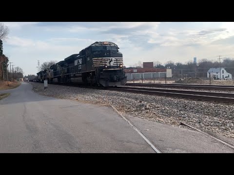 NS 1014 flys by leading 24X! Nice train horn show!! - YouTube