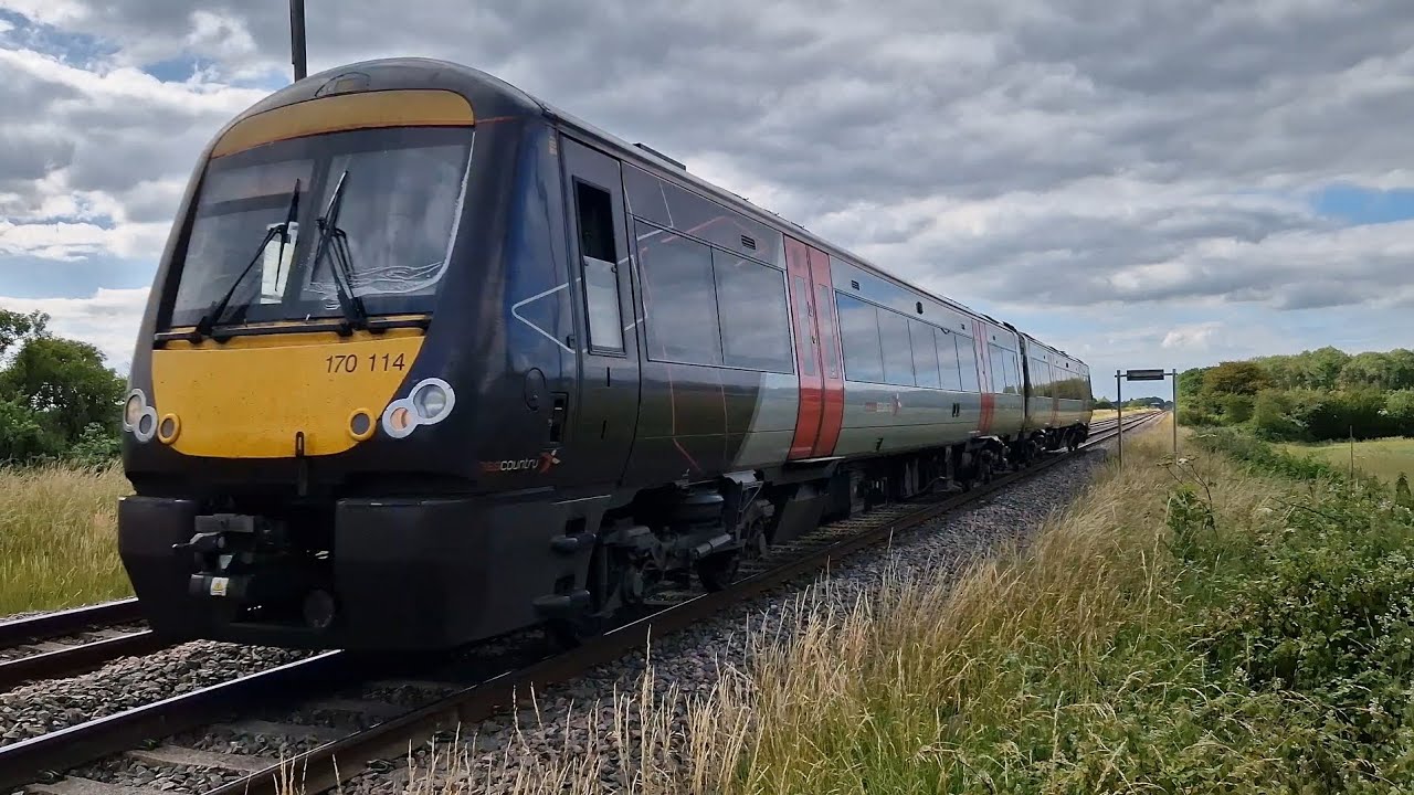 CrossCountry 170 at Pirton level crossing - YouTube