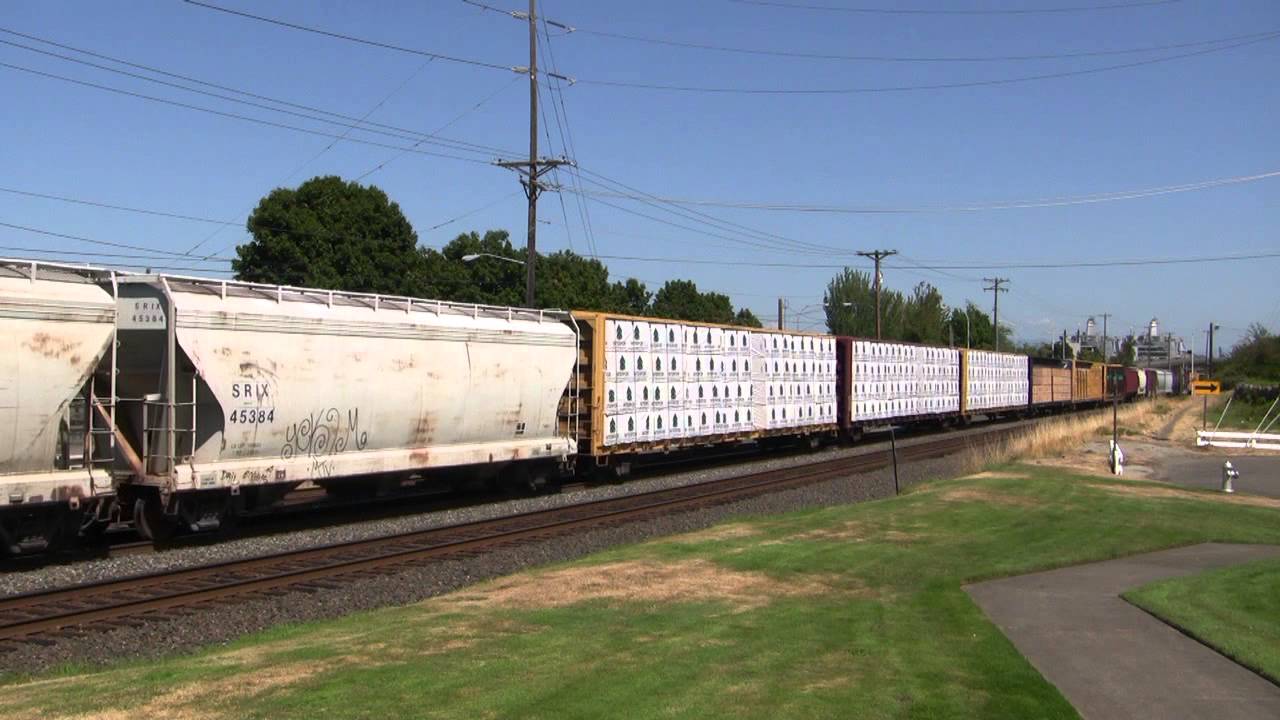 BNSF 7024 And BNSF 8922 Lead Trains @ Old Town Tacoma, WA w Canon HF11 ...